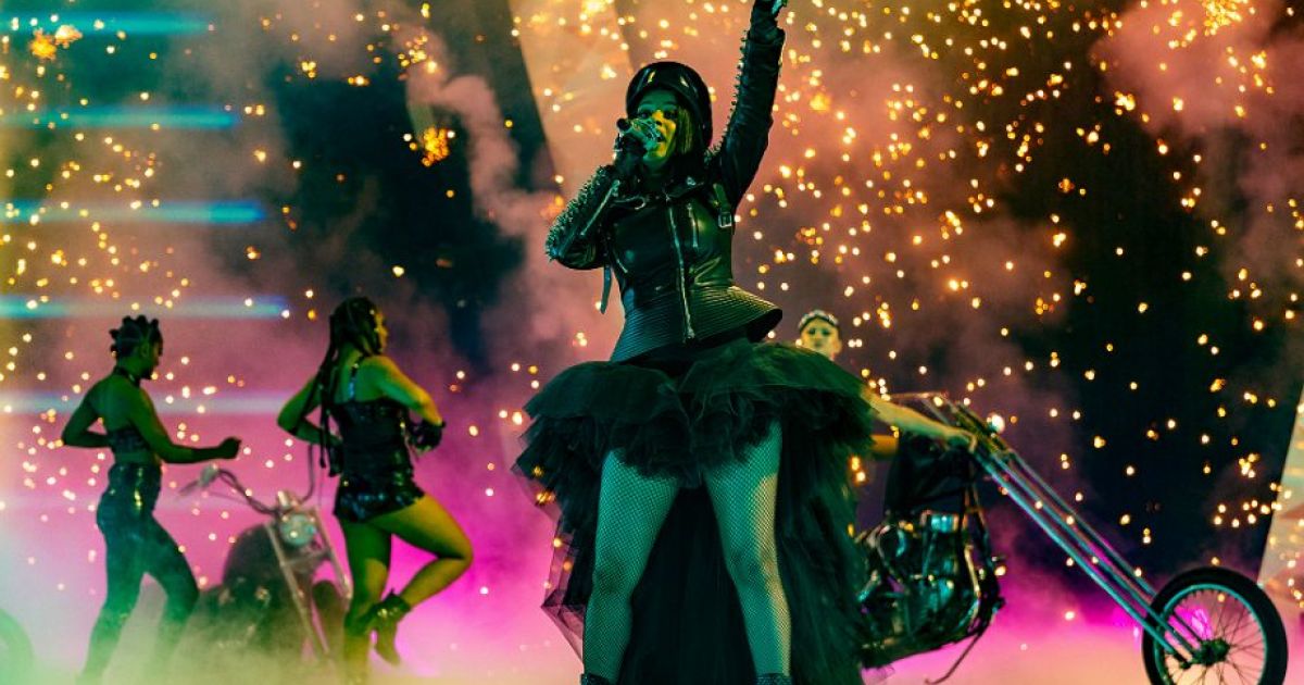 H Cardi B η πρώτη μαύρη που παρουσιάζει το Tonight Show με τον Jimmy Fallon