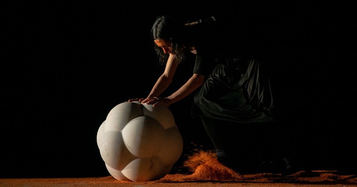 Χορός στη Στέγη: Πρωτοχρονιά με τους RootlessRoot - Παγκόσμια Πρεμιέρα Stones & Bones